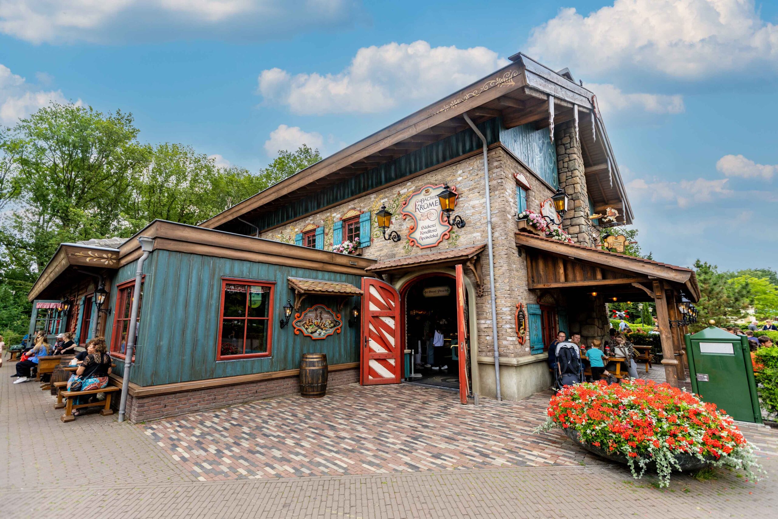 Where can you enjoy good food in the Efteling?